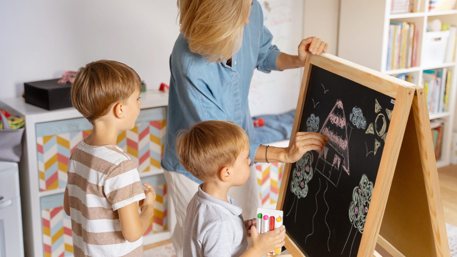 Idée d’activités avec un tableau pour les enfants - apprendre et s ...